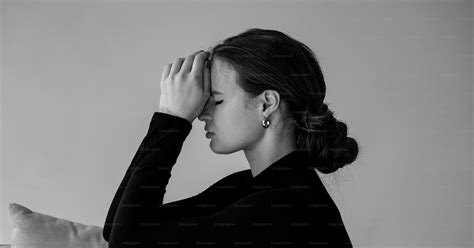 소파에 앉아 있는 여성의 흑백 사진 사진 Unsplash의 오해 이미지