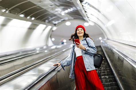 현대의 밝게 빛나는 지하철 역으로 가는 길에 에스컬레이터에 서 있는 아름다운 여자 대중 교통과 도시 생활 개념 로우 앵글 샷 계단에 대한 스톡 사진 및 기타 이미지 Istock