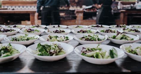 많은 음식 접시를 얹은 테이블 사진 Unsplash의 케이터링 이미지