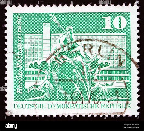 Ddr Um 1973 Eine In Der Ddr Gedruckte Briefmarke Zeigt Neptunbrunnen Rathausstraße Berlin