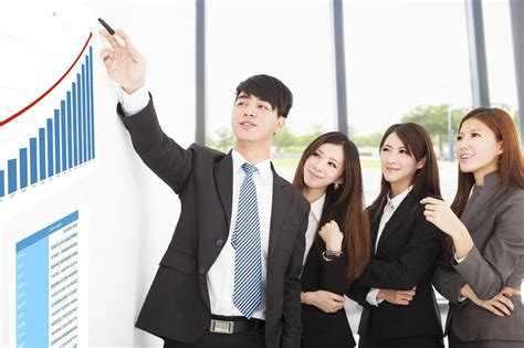 年轻的商界人士在办公室开会并一起工作图片下载 觅知网