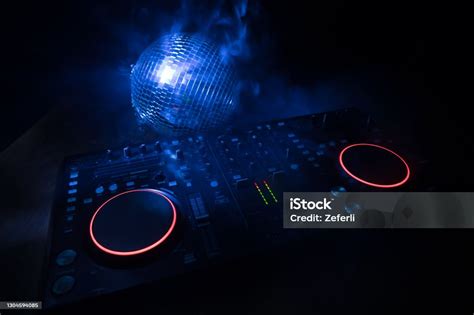 Dj 콘솔 디제이 믹싱 데스크는 어두운 빛과 함께 믹서 장비 엔터테인먼트 Dj 스테이션 0명에 대한 스톡 사진 및 기타 이미지