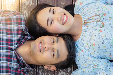 나무 바닥에 누워 사랑에 행복 한 젊은 아시아 커플의 평면도 휴식과 함께 시간을 보내고 20 29세에 대한 스톡 사진 및 기타 이미지 20 29세 2명 가족 Istock