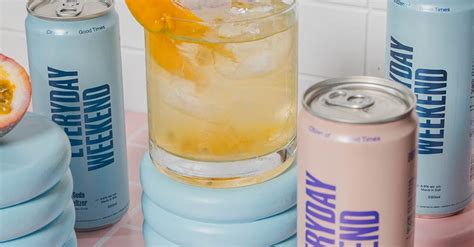 감귤류 과일 음료 과일 장식 깨끗한 깨끗한 유리 냉장 음료 망고 망고 조각 매일 주말 발리 밝은 상쾌한 선명한 셀렉티브 포커스 술을 마시다