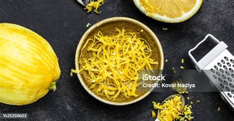 노란 유기농 레몬 열정과 특별한 도구 검은 배경에 그레이터 껍질과 레몬 향 배너 메뉴 텍스트를위한 조리법 장소 상단보기 제스터에 대한 스톡 사진 및 기타 이미지 Istock