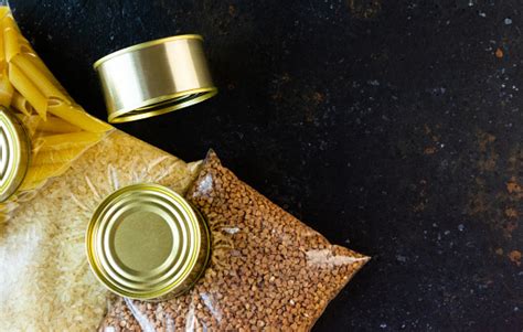 검은 콘크리트 배경에 고립 된 식량 공급 격리 식량 위기 쌀 메밀 화장지 통조림 식품 음식 배달 기부 자선의 개념 카피스페이스 0명에 대한 스톡 사진 및 기타 이미지