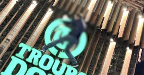 사고 위험 직감했나이태원 참사 인파 속 벽 기어오른 외국인