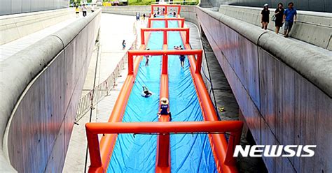 Ddp에 설치된 100m 길이의 워터슬라이드