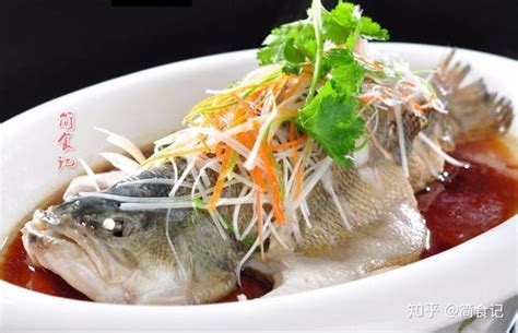 做清蒸鲈鱼时万不可直接蒸多加1步鱼肉更鲜更嫩更入味 知乎