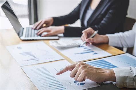 전문 경영진 비즈니스 팀 브레인스토밍 으로 투자 프로젝트 작업 계획 및 파트너와의 대화 및 협력 상담의 비즈니스 전략 수립 계획에 대한 스톡 사진 및 기타 이미지 Istock