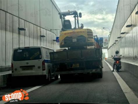 Traffic Jam After Lorry Carrying Crane Breaks Down At One Lane Exit From Kpe To Nicoll Highway