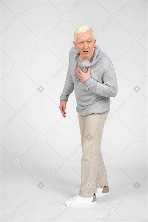 가슴에 손을 얹고 옆으로 서 있는 남자의 전면 모습 사진