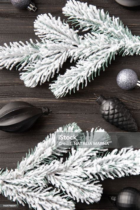 전나무 가지와 크리스마스 장식은 어두운 배경 평면도에 있습니다 0명에 대한 스톡 사진 및 기타 이미지 0명 갈색 건설 프레임 Istock