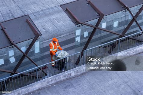 쓰레기 노동자가 브라질 상파울루 시내에 쓰레기 봉투를 수거합니다 0명에 대한 스톡 사진 및 기타 이미지 0명 강철 건설 산업 Istock