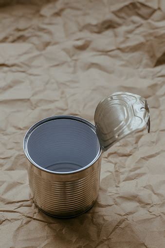 일반 구겨진 갈색 크래프트 종이 배경에 사용되는 철 통 캔 환경 오염 개념 사용 쓰레기 복사 공간을 참조하십시오 0명에 대한 스톡 사진 및 기타 이미지 Istock