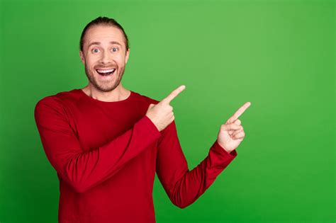 녹색 배경에 고립 된 제안 빈 공간을 나타내는 수염을 입은 빨간 풀오버를 입은 감동 펑키 한 남자의 사진 30 34세에 대한 스톡 사진 및 기타 이미지 Istock