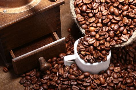 신선한 삼 베 자루 커피 컵과 어두운 배경에 그 라인 더에 커피 콩을 볶은 갈색에 대한 스톡 사진 및 기타 이미지 갈색 구이 농업 Istock