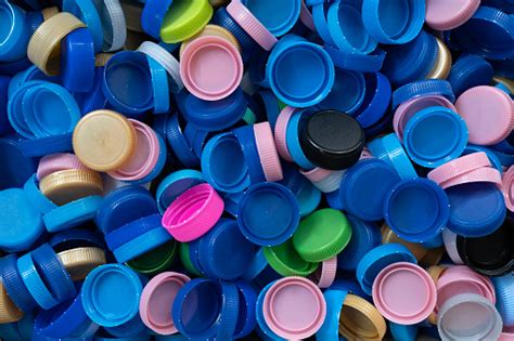 환경을 보존하기 위해 재활용을 위해 플라스틱 병 뚜껑을 닫고 재활용 재사용 쓰레기 처리 세상을 구하십시오 0명에 대한 스톡 사진 및 기타 이미지 Istock