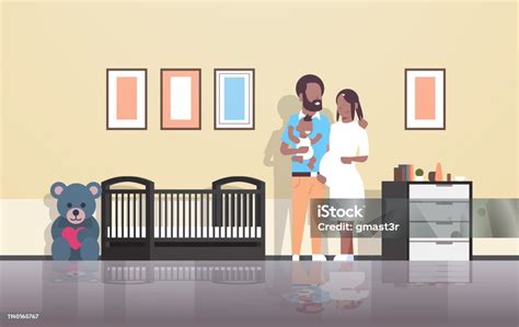 남편과 임신 아내를 들고 신생아 아기 아들은 침대 근처에 서 아프리카계 미국인 가족 부모 개념 현대 아기의 침실 인테리어 플랫 전체 길이 가구에 대한 스톡 벡터 아트 및