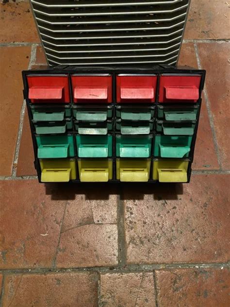 Kutija Sa Puno Malih Ladica