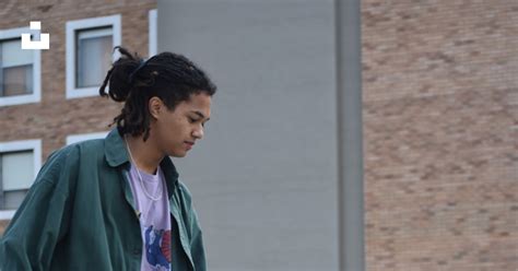 파란색 스케이트보드를 들고 있는 보라색 재킷을 입은 남자 사진 Unsplash의 무료 스케이트보드 이미지