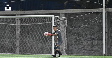 공을 찰 준비를 하는 축구 골키퍼 사진 Unsplash의 무료 현지 의류 브랜드 이미지