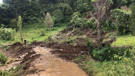 Selain Banjir Bencana Tanah Longsor Juga Terjadi Di Papakelan Tondano