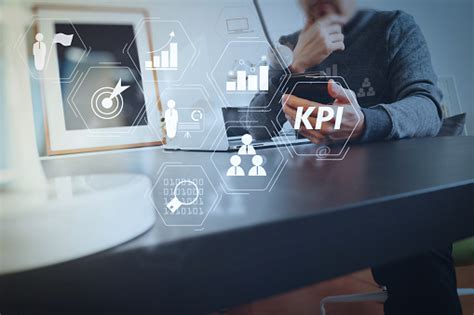 현대 사무실에서 디지털 태블릿 및 노트북 컴퓨터와 스마트폰 사업 개선에 대한 스톡 사진 및 기타 이미지 개선 공연 그래프 Istock