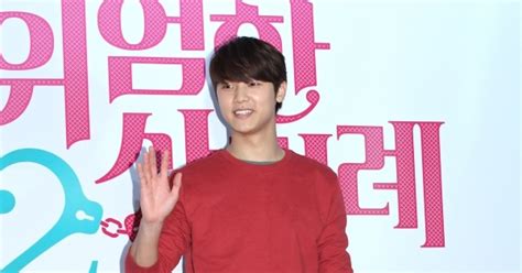 씨엔블루 민혁 여심 설레게 하는 손 인사