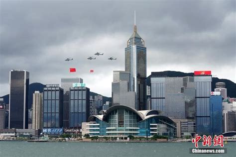香港举行庆回归升旗仪式 国旗区旗在维港上空“飞行”新浪图片