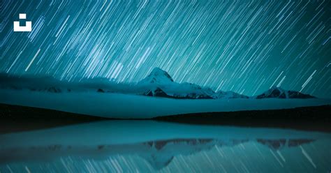 밤하늘이 호수의 잔잔한 물에 비칩니다 사진 Unsplash의 무료 바다 이미지