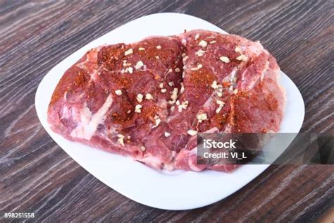 향신료와 허브 마늘 그리고 요리에 대 한 준비가 나무 보드의 원시 돼지고기 스테이크 선택적 초점입니다 0명에 대한 스톡 사진 및 기타 이미지 Istock