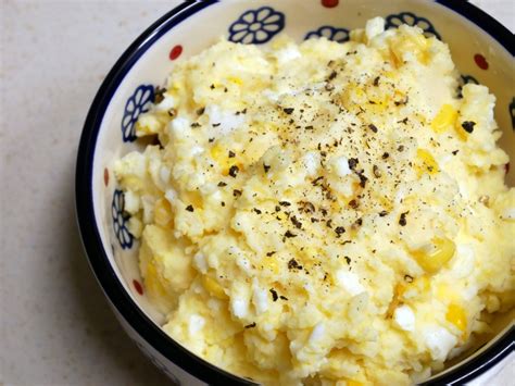 옥수수콘과 달걀을 넣은 감자샐러드