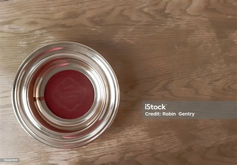 십일조와 텍스트를 위한 공간이 있는 쟁반과 탁자를 제공 함 기부함에 대한 스톡 사진 및 기타 이미지 기부함 종교 봉헌 0명 Istock