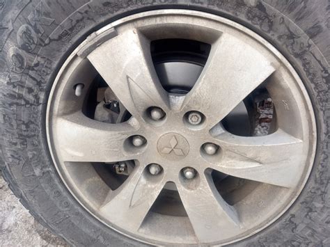 Замена передних колодок а заодно и дисков — Mitsubishi L200 4g 2 5 л 2007 года своими