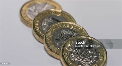 새로운 영국 파운드 동전 흰색 배경에 고립의 초점 사진을 닫습니다 0명에 대한 스톡 사진 및 기타 이미지 0명 1 파운드 동전 2017년 Istock
