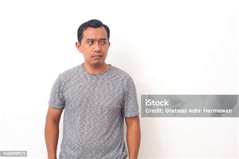 옆을 바라보는 공허한 표정을 가진 아시아 남자의 초상화 복사 공간이있는 흰색에 격리 됨 곁눈질에 대한 스톡 사진 및 기타 이미지 곁눈질 남자 슬픔 Istock