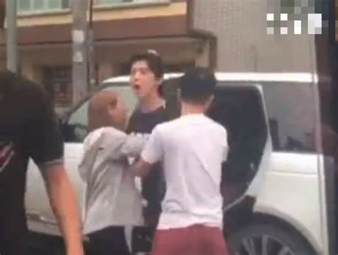 鹿晗遭私生粉逼车 鹿晗罕见动怒斥跟车黄牛 国际在线