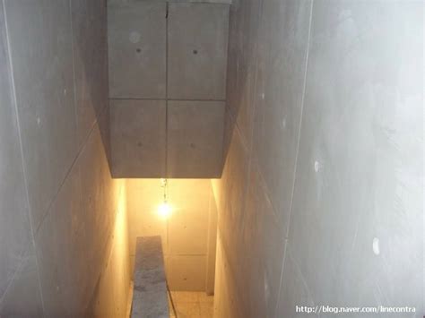 콘플로아 타공형 노출콘크리트연출로서 석고보드mdf방수합판위에 고강도 스톤마감재 콘플로로아노출스톤