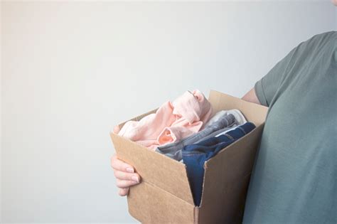 기부 개념입니다 손 들고 옷 상자를 기부 공간에 복사 합니다 가족에 대한 스톡 사진 및 기타 이미지 가족 개념 개념과