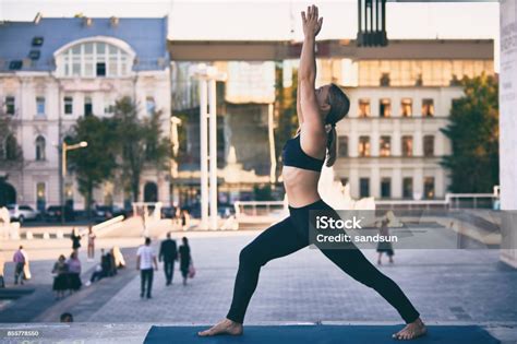 아름 다운 젊은 여자 관행 요가 아사 나 Virabhadrasana 1전사 포즈 시내에서 1 20 29세에 대한 스톡 사진 및 기타 이미지 Istock