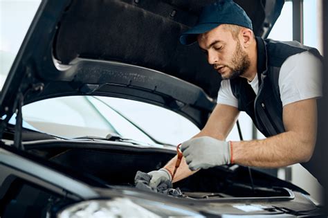 수리점에서 자동차 엔진을 유지하면서 오일을 변경하는 자동차 수리공 검사 보기에 대한 스톡 사진 및 기타 이미지 검사 보기