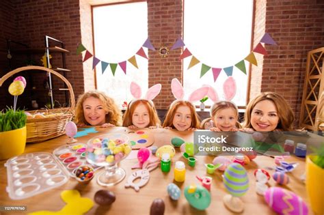 클로즈업 사진 세 어린 소녀 어린이 날 성숙한 엄마 할머니 얼굴 까다로운 교활한 예쁜 테이블 공예 큰 나무 데 좋은 좋은 시간 함께 웃 고 장난 재생 숨기기 가정 생활에