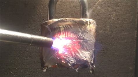 南京錠はガスバーナーで溶かすと簡単に開けられることが判明 DNA