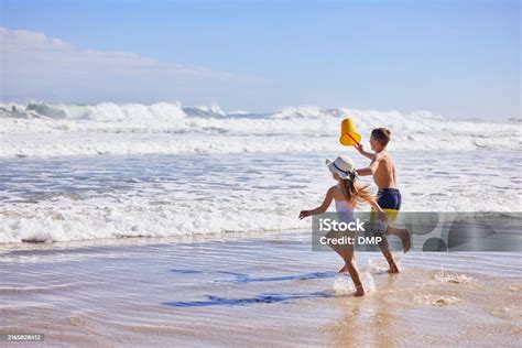 해변에서 재미있는 활동 여름 휴가 또는 경주 게임을 즐길 수 있는 어린이 물 양동이로 달리기 어린이 자유 열대 모험 가족 휴가 또는 플라스틱 장난감으로 모래 위에서 유대감을