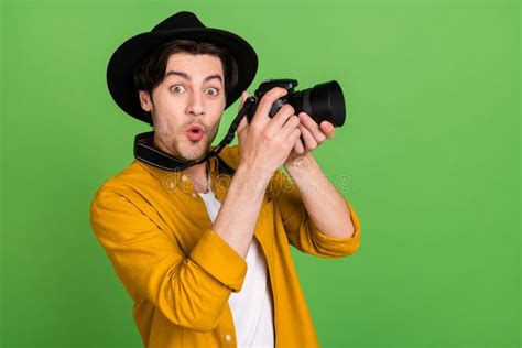 Foto De Un Joven Camar Grafo Sorprendido Tom Ndose Una Foto De Una Buena Foto Aislado En Un