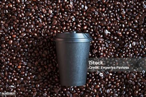커피 원두에 일회용 커피 컵을 모의합니다 플라스틱 뚜껑이 있는 빈 종이 커피 컵 커피 마실 것에 대한 스톡 사진 및 기타 이미지 커피 마실 것 클로즈업 테이크아웃