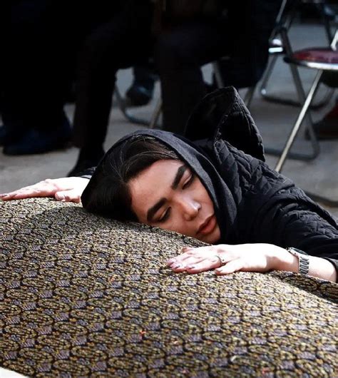 تصویری تلخ از مراسم خاکسپاری رضا صفایی‌پور دختر تابوت پدر را به آغوش