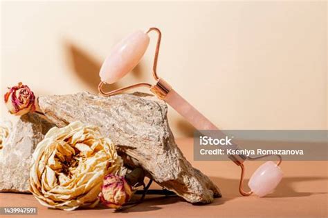 얼굴 아름다움 마사지 돌과 베이지 색 배경에 말린 장미에 대 한 옥 얼굴 롤러 집에서 얼굴 관리 분홍색 얼굴 마사지기 텍스트 복사 공간 0명에 대한 스톡 사진 및 기타
