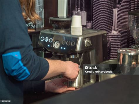 커피 자판기에서 커피를 준비 하는 바리 스타 클로즈업 바 뒤에 사진 배경을 흐리게 및 소프트 포커스 카운터 남성에 대한 스톡